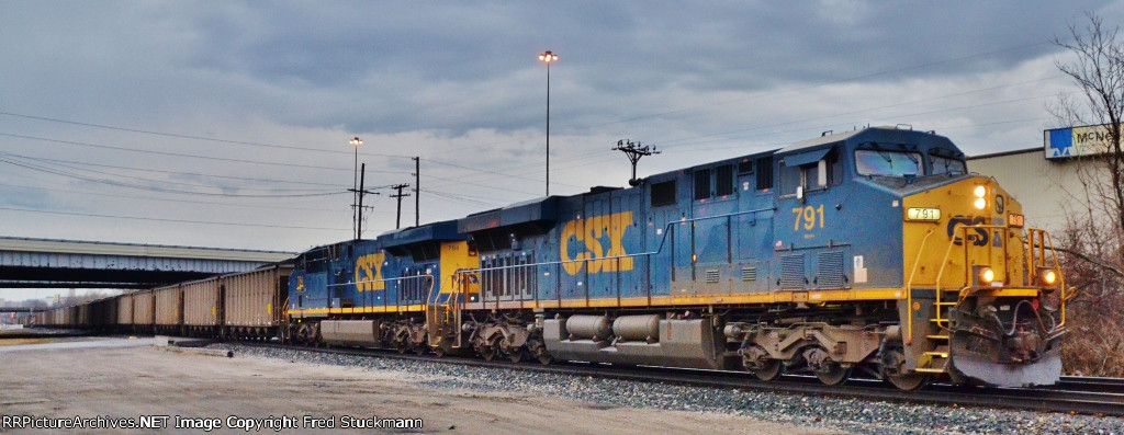 CSX 791 leads U303.